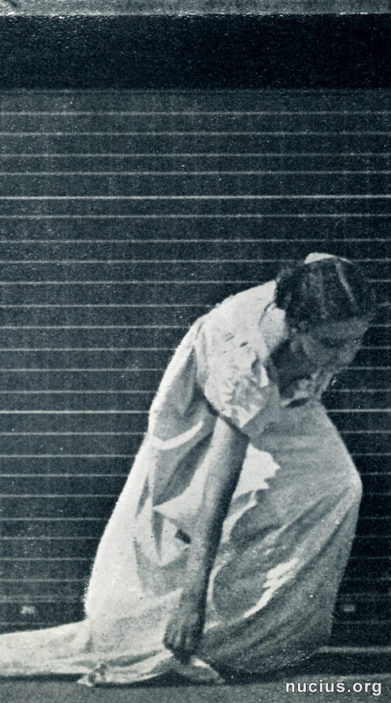 Eadweard Muybridge: Woman. Stooping to pick up a handkerchief (II ...